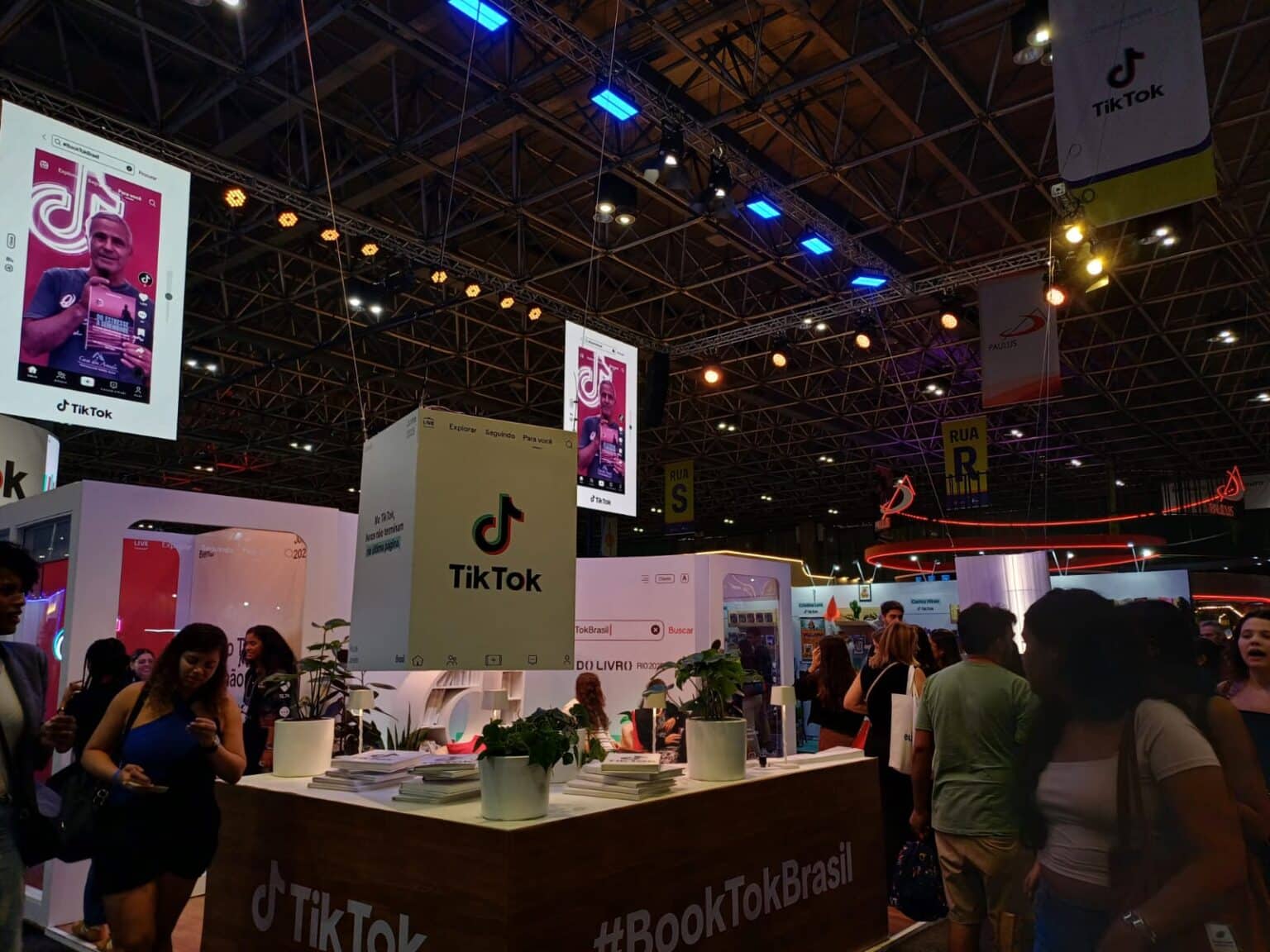 TikTok celebra BookTok com convidados na Bienal do Livro Rio – Manual Geek